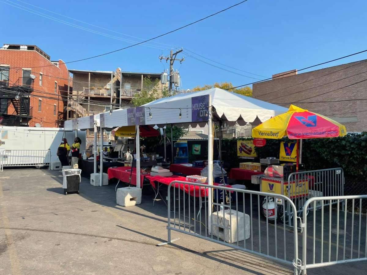 Tailgating & Food Near Wrigley Field - Wrigleyville Dogs| Fast Food ...