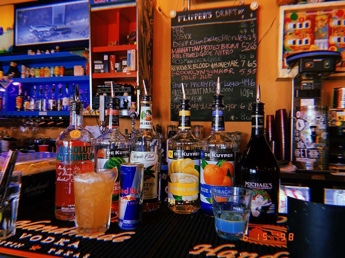 Join Our Team - Flippers Tavern - Hot Dog Restaurant in Lubbock, TX