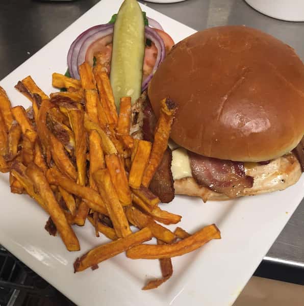 moe betta' grilled chicken - Moe's American Restaurant - Cuyahoga Falls, OH