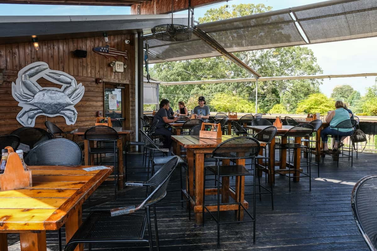 Six Feet Under Pub and Fish House - Seafood Restaurant in GA