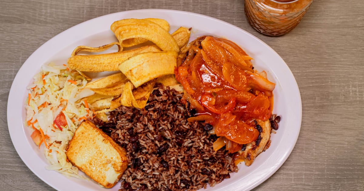 1 Pollo Encebollado Y Tomate - Sabor Nicaragüense Restaurant ...