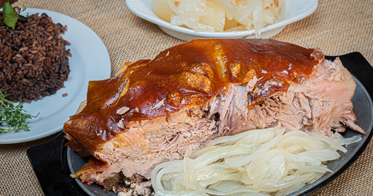 El Famoso Lechón en Nuestra Caja China / The Famous Roast Pork in Our ...