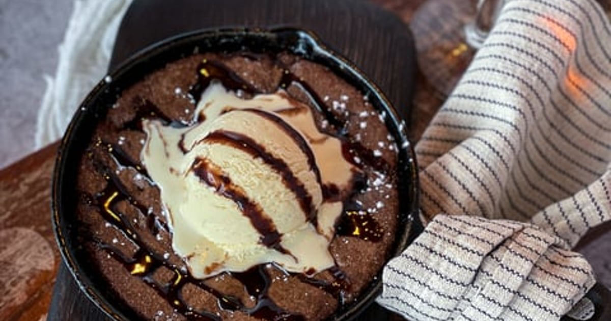 Oatmeal Chocolate Chip Skillet Cookie - Kafé Neo Woodstone Taverna ...