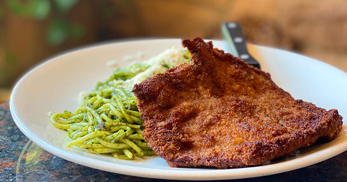 Tallarin Verde con Bistec Apanado (With Breaded Steak) - El Pollo Inka