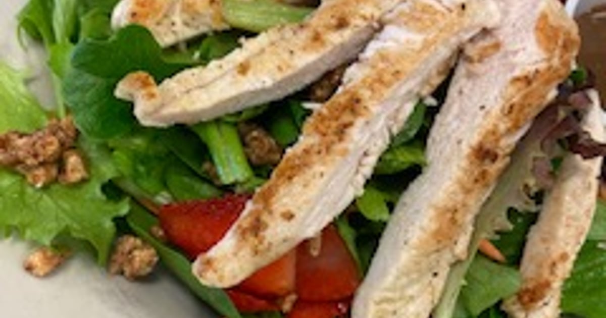 Monument Salad with Chicken Breast - Monument Cafe