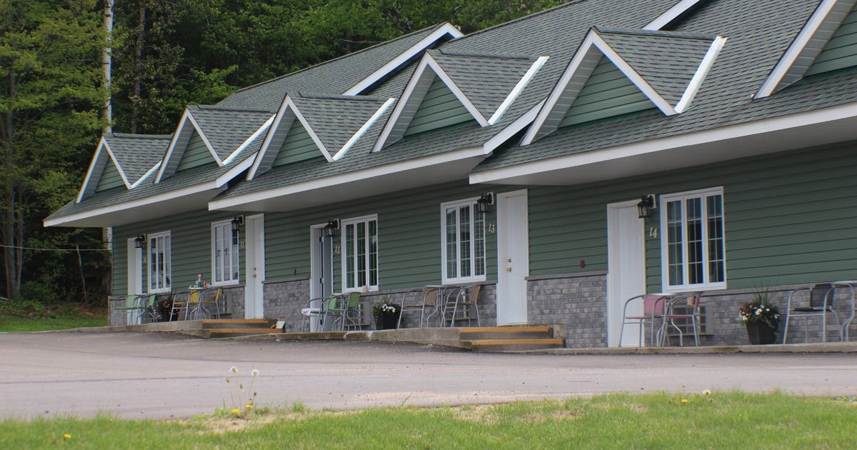 Luxury Suite - Ash Grove Inn - Canadian Restaurant in Barry s Bay, ON