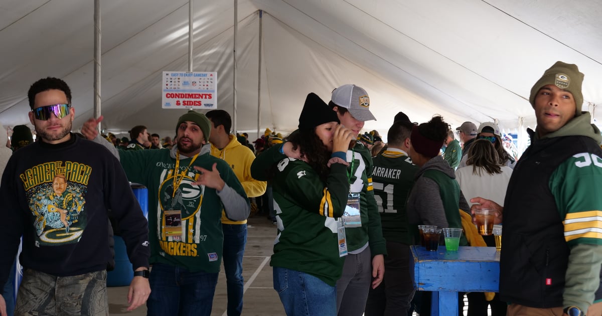 Packers Spirit Fare Buses - Jack's American Pub - Sports Bar in WI