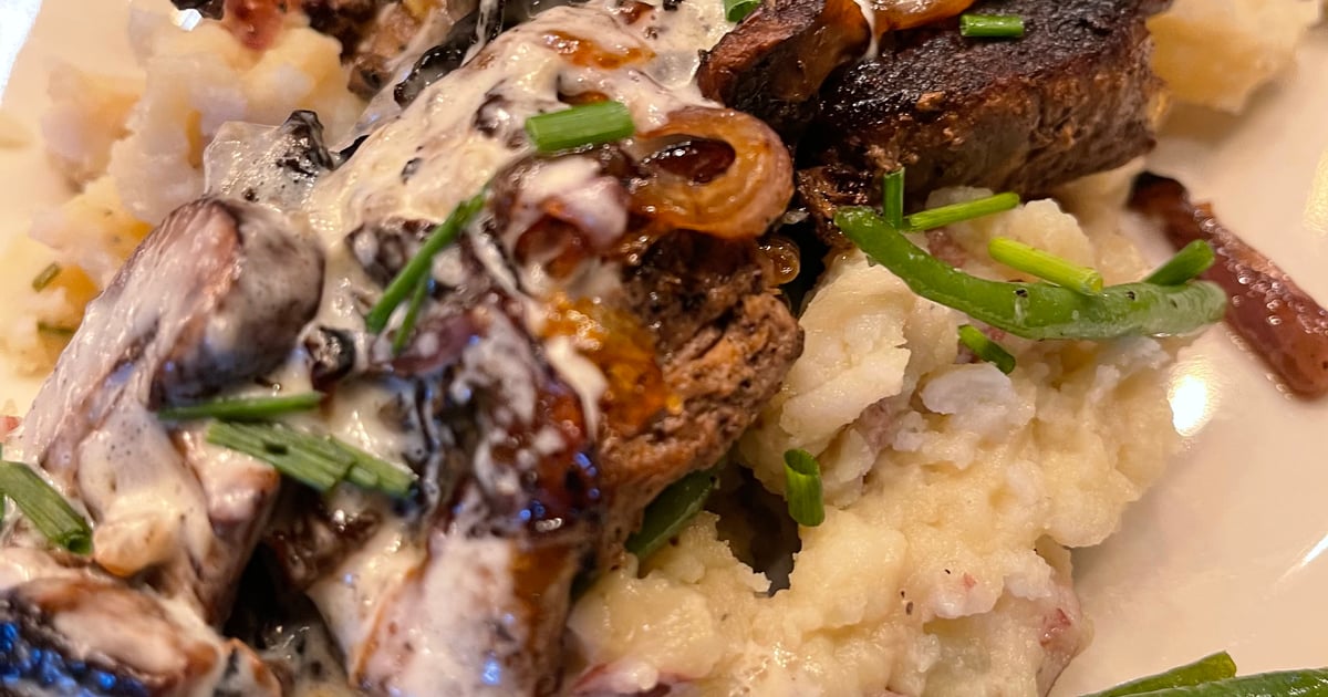 Prime Filet Mignon Tips au Poivre - Decanter International Chophouse ...