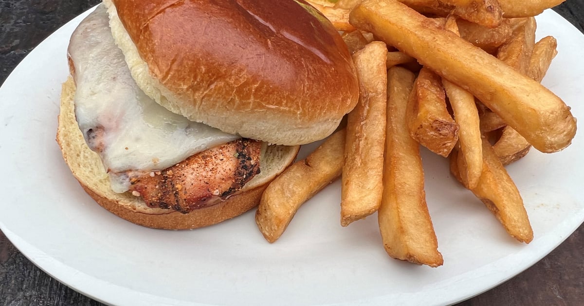Cajun Chicken Sandwich - Winking Lizard Tavern