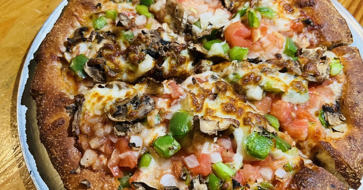 Vegetarian Pizza - Winking Lizard Tavern