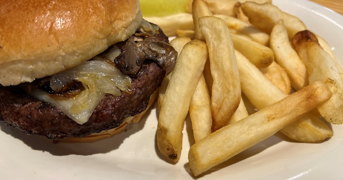 Hanson Burger* - Winking Lizard Tavern