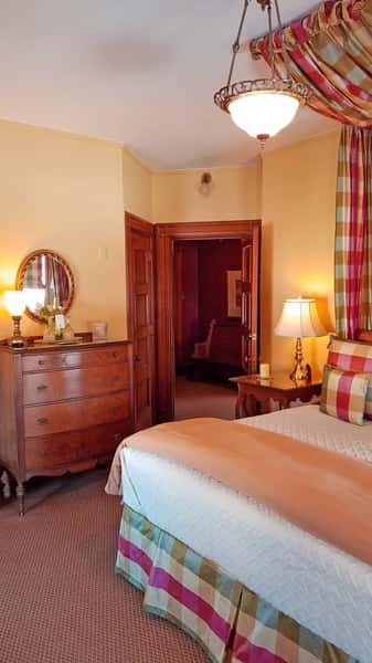 Luxury Suites - Greenville Inn - Restaurant in Greenville, ME